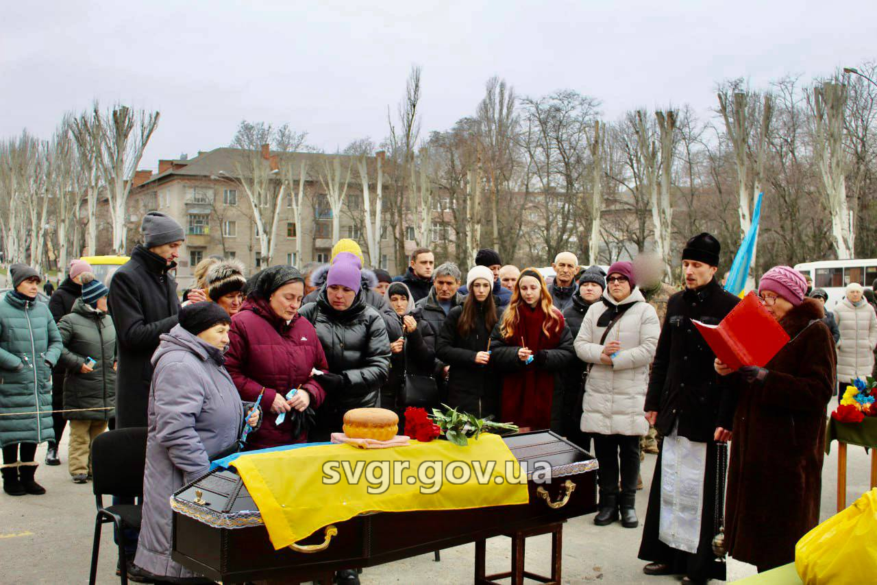 Без батька залишилися двоє дітей на Кіровоградщині попрощалися з 51 річним захисником ФОТО